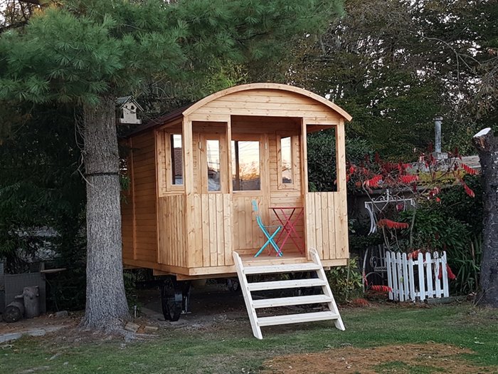 Roulotte Paddy en bois 480 x 240 x 319 cm avec terrasse couverte et ...