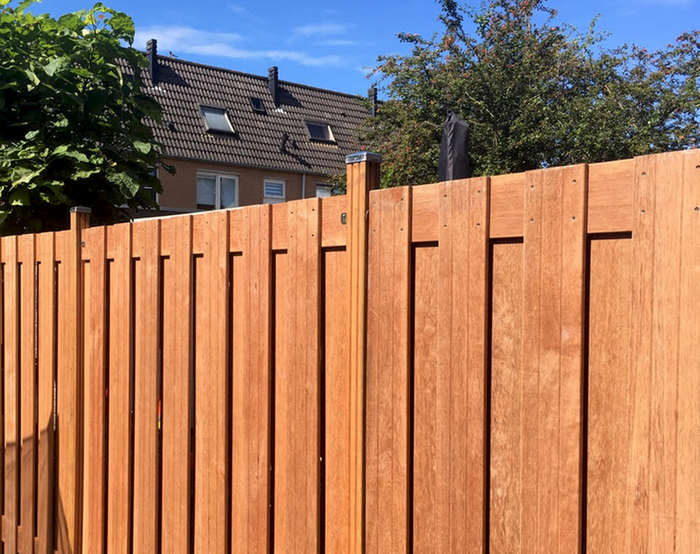 Pfahl Hartholz 6,5 x 6,5 cm - Mit Spitze und doppelter V-Rille